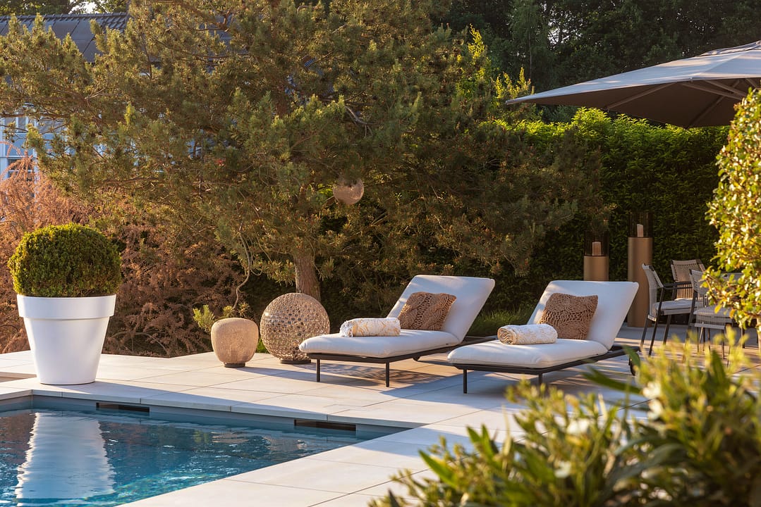 Pool am See bei Tag und Nacht - WEERTS - Pools & Spa