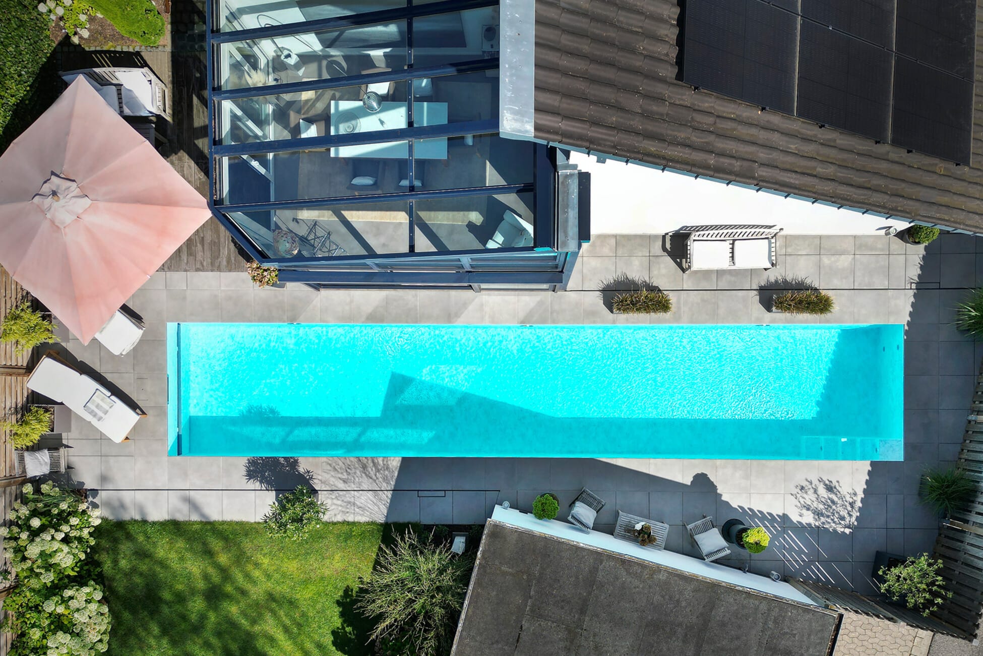 Langer Pool in Meerbusch nahe Düsseldorf bei Tag und Nacht - WEERTS - Pools & Spa